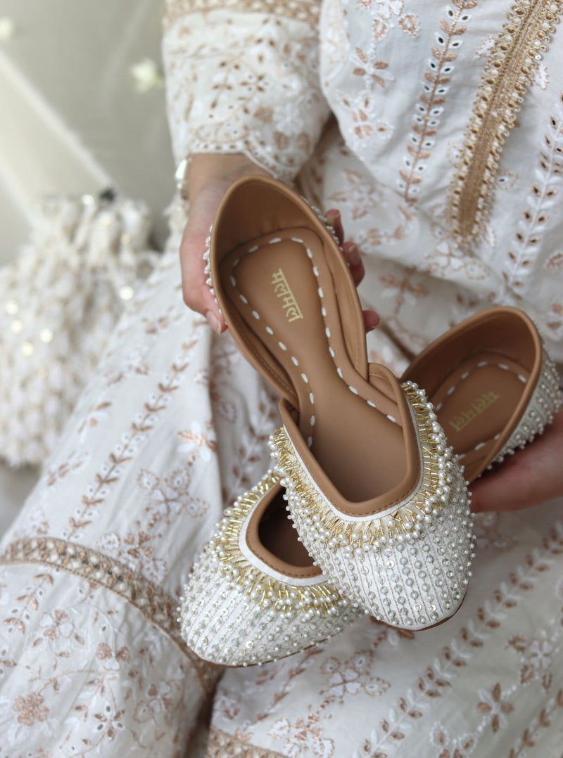 Aira Off White Vegan Jutti